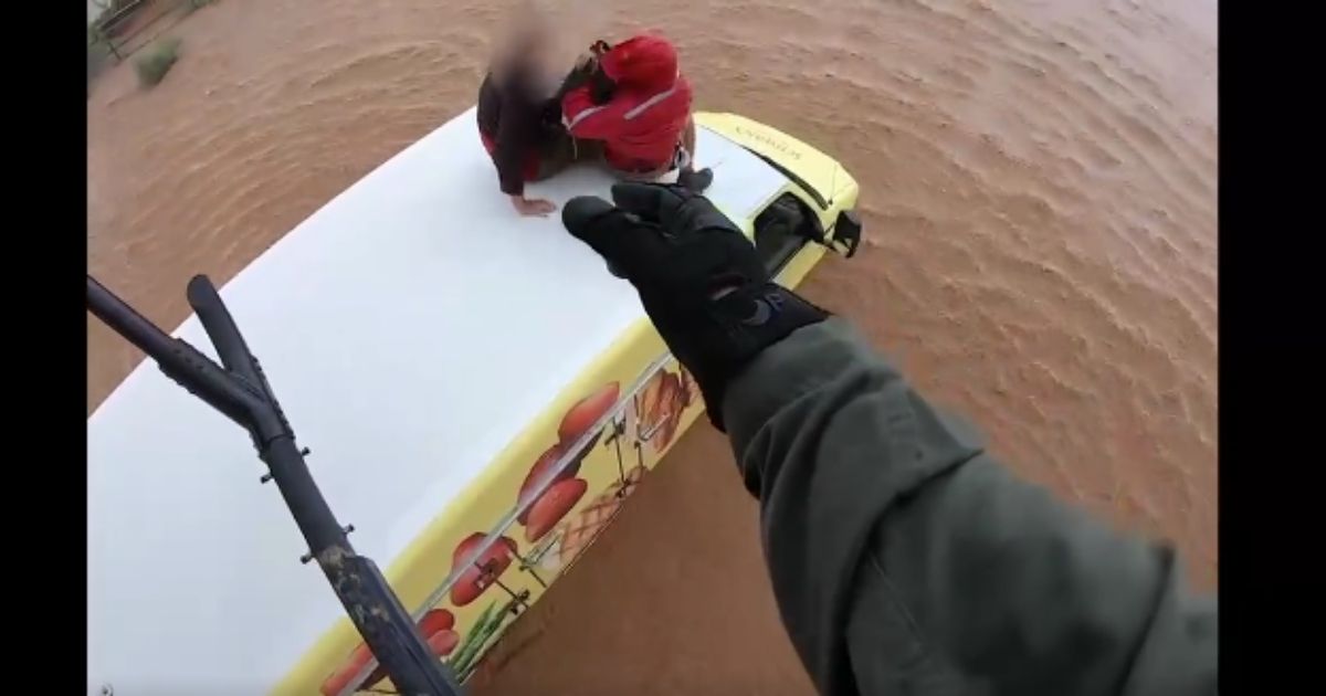 Sheriff's Helicopter Swoops In on People Trapped by Floodwaters, Camera ...