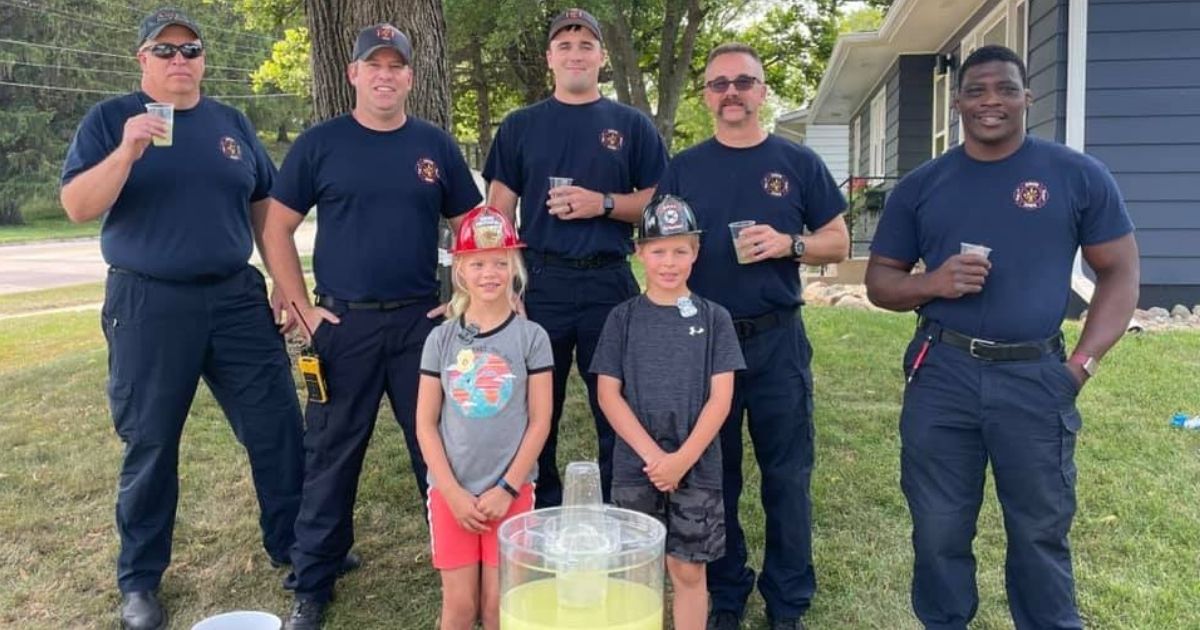 After Thief Steals Tip Jar from Twins' Lemonade Stand, Kind Police ...