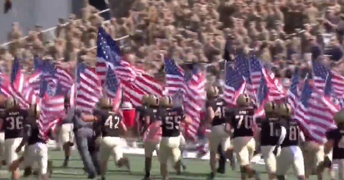 Army Football Team Charges Field with Massive Tribute to America ...