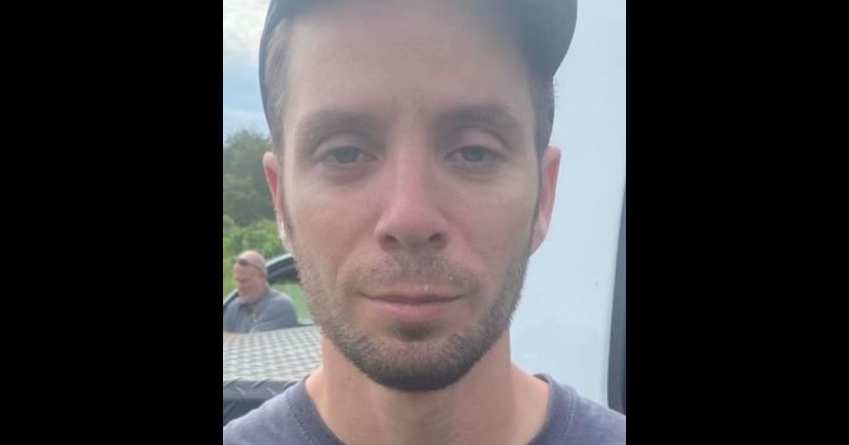 Pilot Who Stole Plane Left Revealing Note on Social Media Before Rogue ...