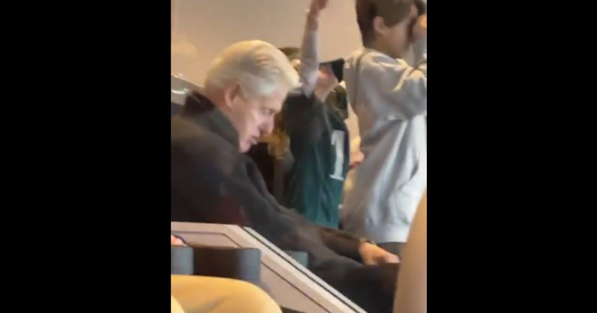 Camera Captures Unconscious Bill Clinton at NFL Game — Independent ...