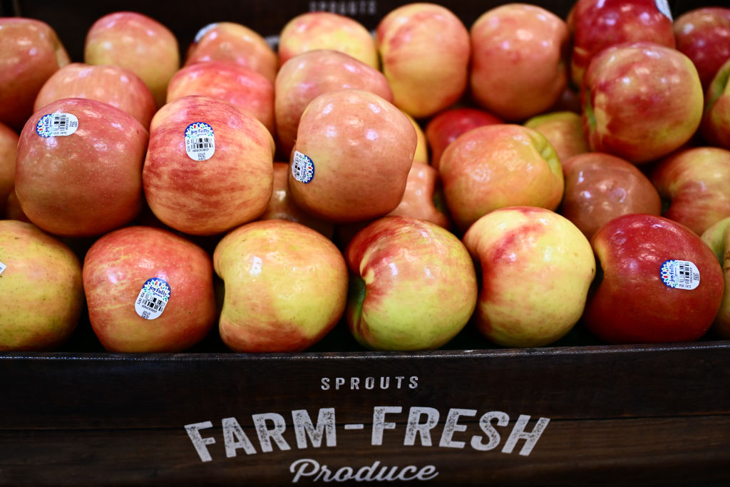 ‘$7 to Buy an Apple?’ – Fruit Purchase Sends Shopper Into Intense ...