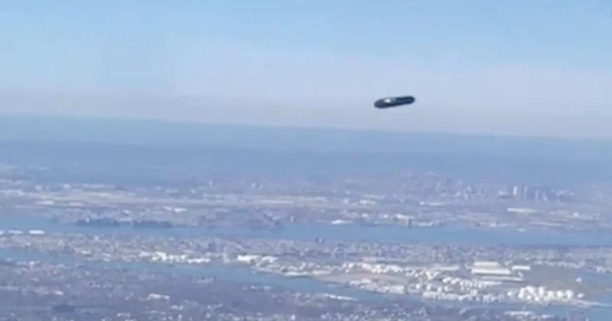 Plane Passenger Records UFO Above NYC: ‘Can Anyone Help Me Identify ...
