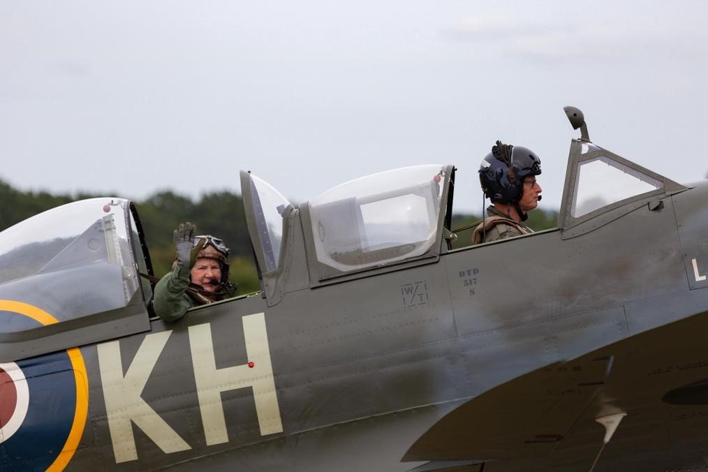 91-year-old Fulfills Lifelong Dream Of Flying In Spitfire Warplane ...