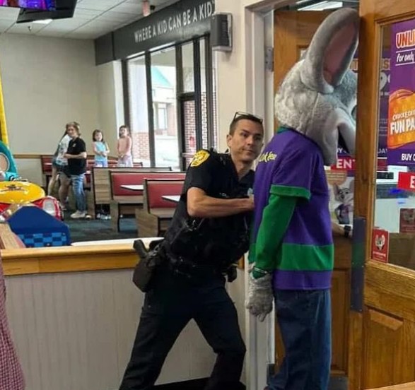 ‘We’re Gonna Detain the Mouse’: Florida Man in Chuck E. Cheese Costume ...