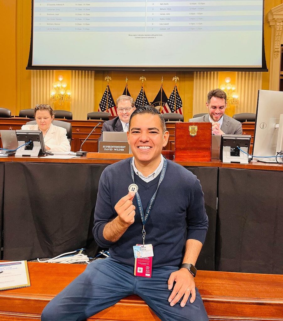 Democrat Rep Bellies Up To Las Vegas Bar While Thousands Of TSA Agents ...